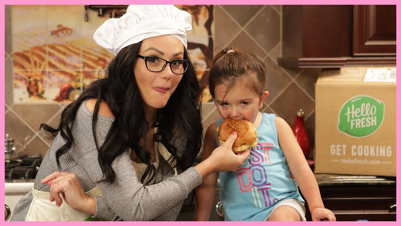 JWOWW and Meilani’s Grilling Cheeseburgers! - YouTube