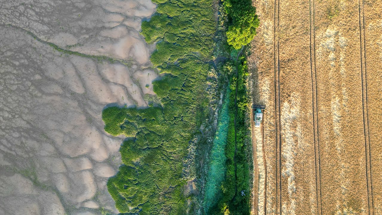 John Deere Combine Harvester 2066 (1996) / Wrabness, Essex, UK / DJI ...