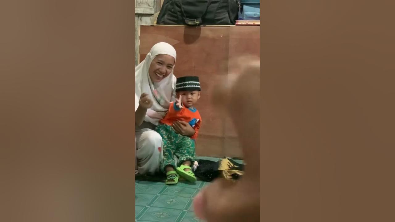 10 menit mas #albarra pakai peci papa. Mau ikut sholat ya anak pintar - YouTube