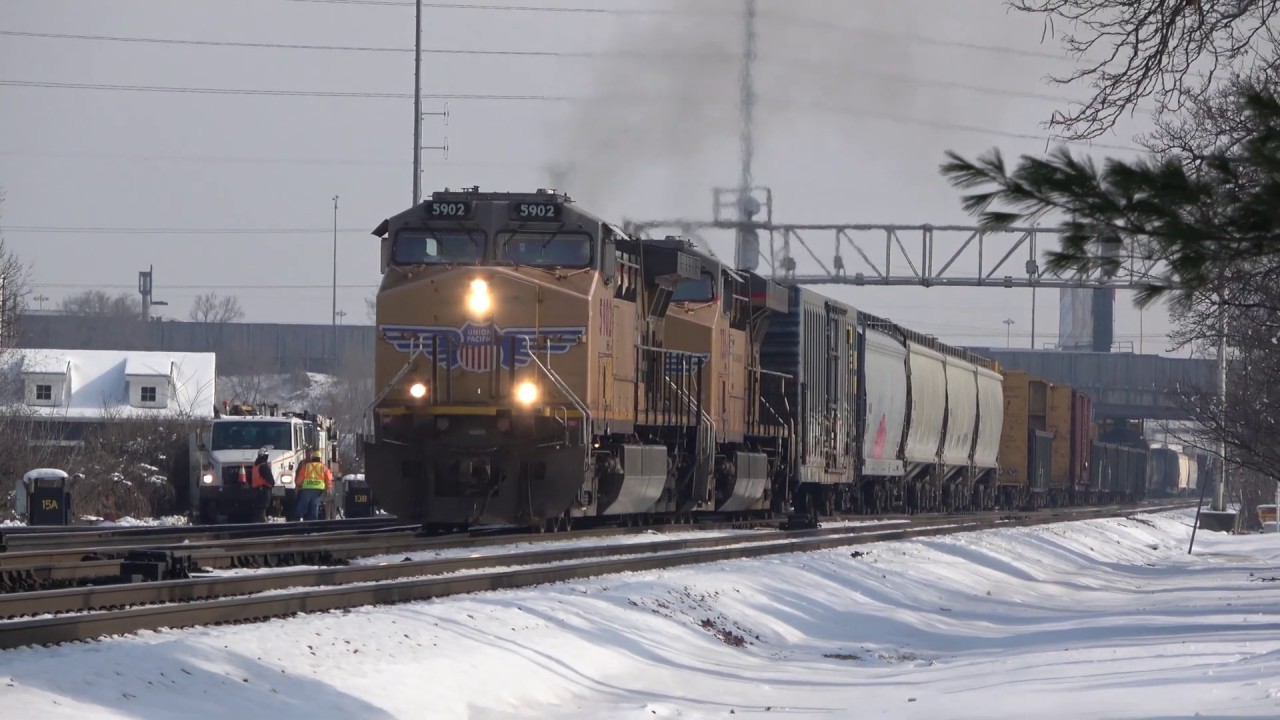 Freight & Metra Trains At Poplar Avenue UPRR Chicago West Line - YouTube