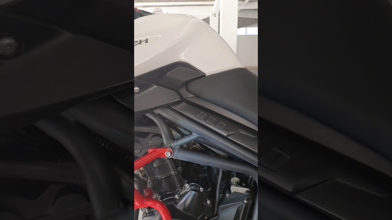 Cómo sacar motor de arranque Tiger 800 - YouTube