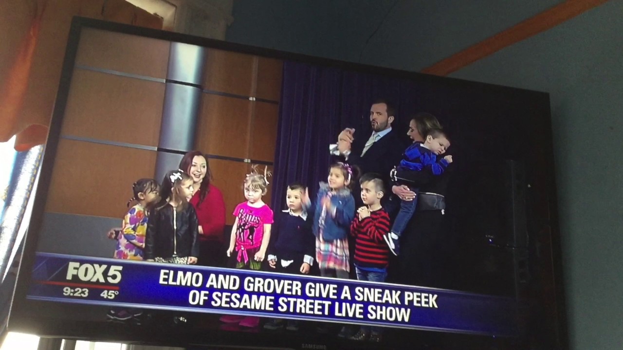 ELMO DABS DURING THE ELMO SLIDE - YouTube