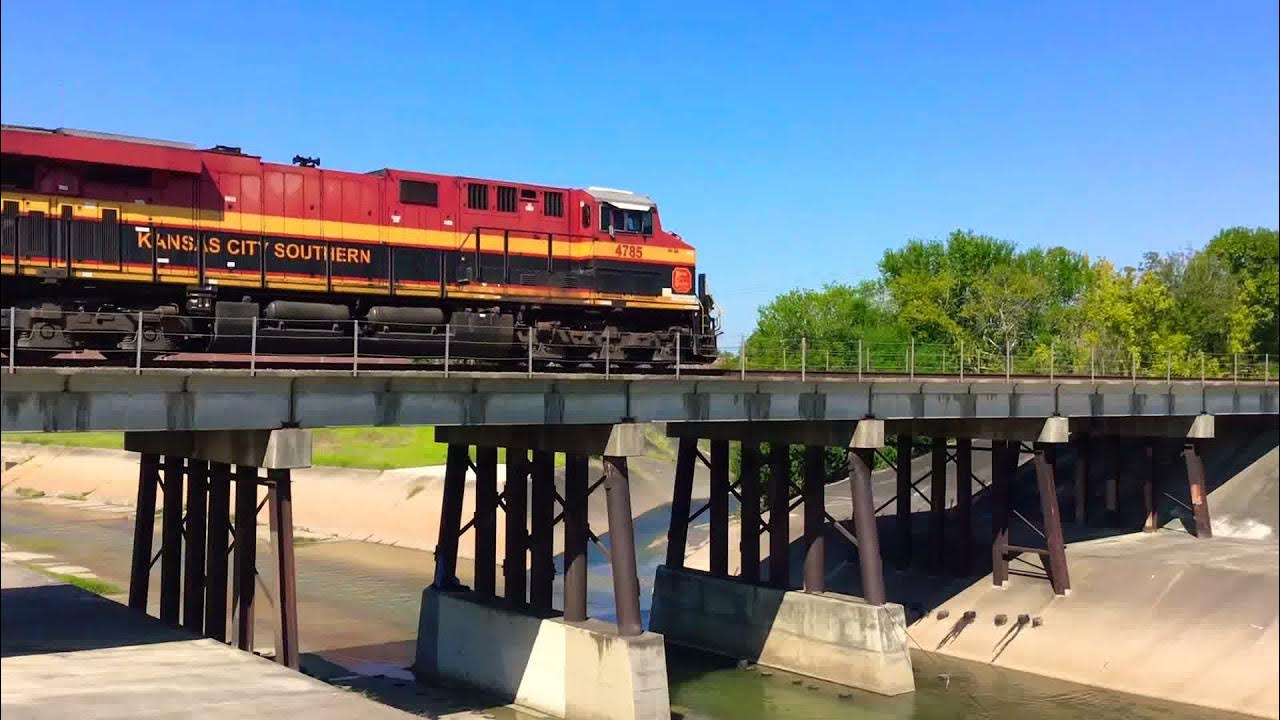 KCS 4785, leads empty grain train with 4 engine lashup , Houston Texas 10/8/2021 - YouTube
