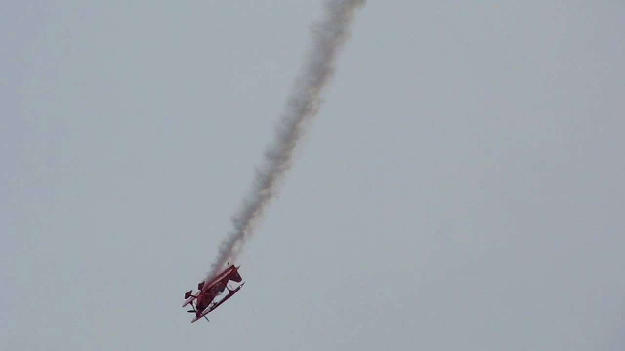 Crazy aerobatics - Sean Tucker & Oracle Challenger III - YouTube