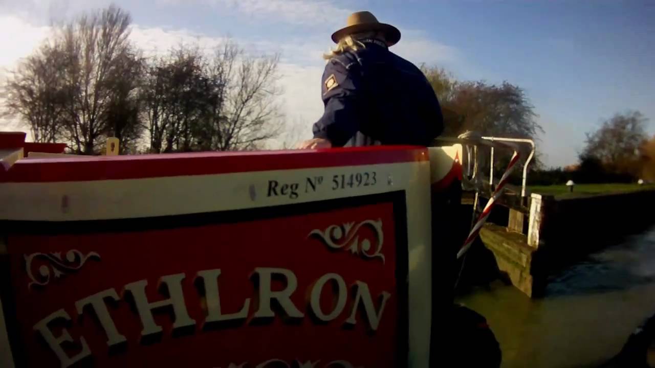 Canal Narrow Boat. Calcutt Lock : Underwater Footage - YouTube