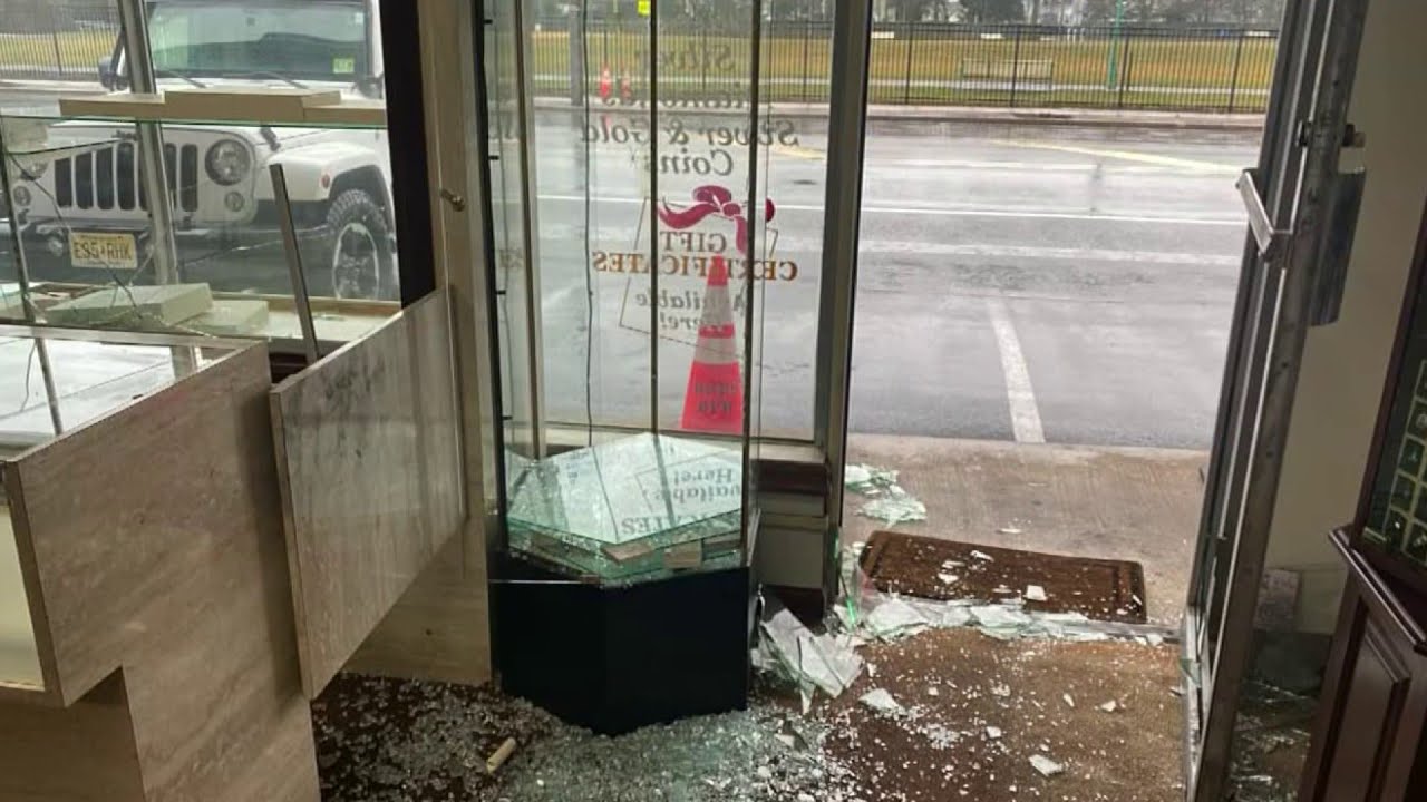 Glass-Smashing Burglars Break Into Jersey Shore Jewelry Stores - YouTube