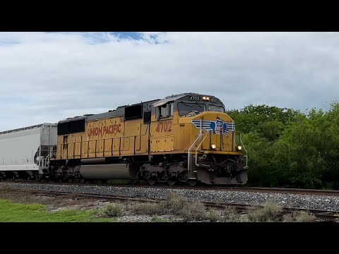 UP 4702 SD70M leads M-ODOD | UP Brownsville Sub - YouTube