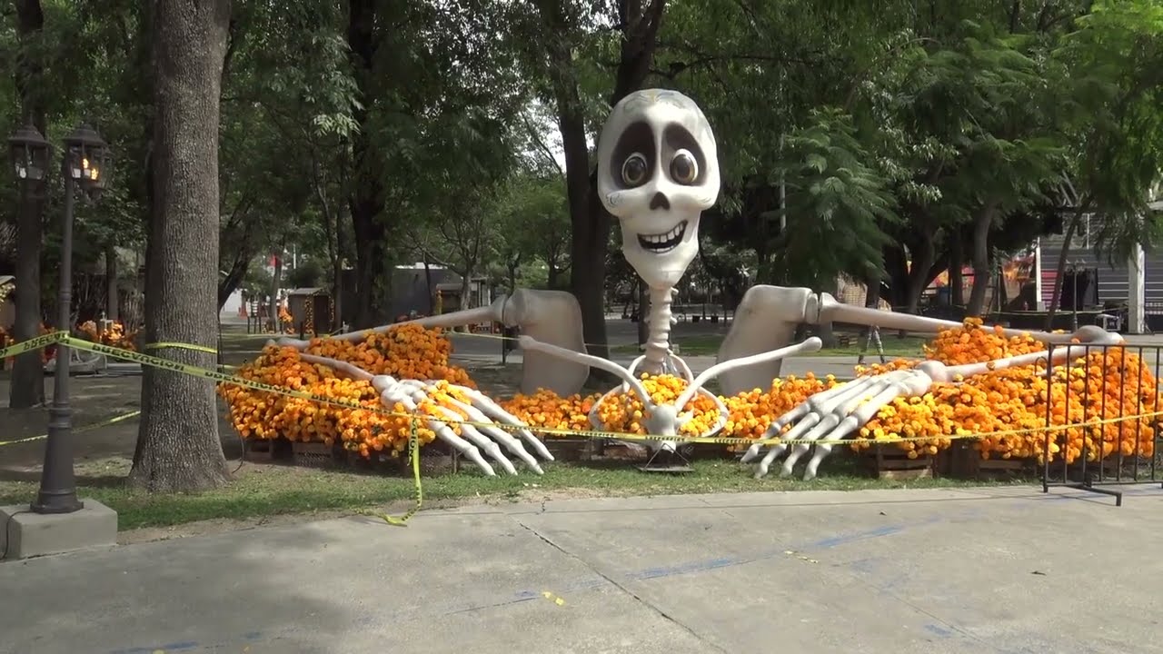 ENCONTRÉ LA TUMBA DE COCO AMIGOS EN CALAVERANDIA - YouTube