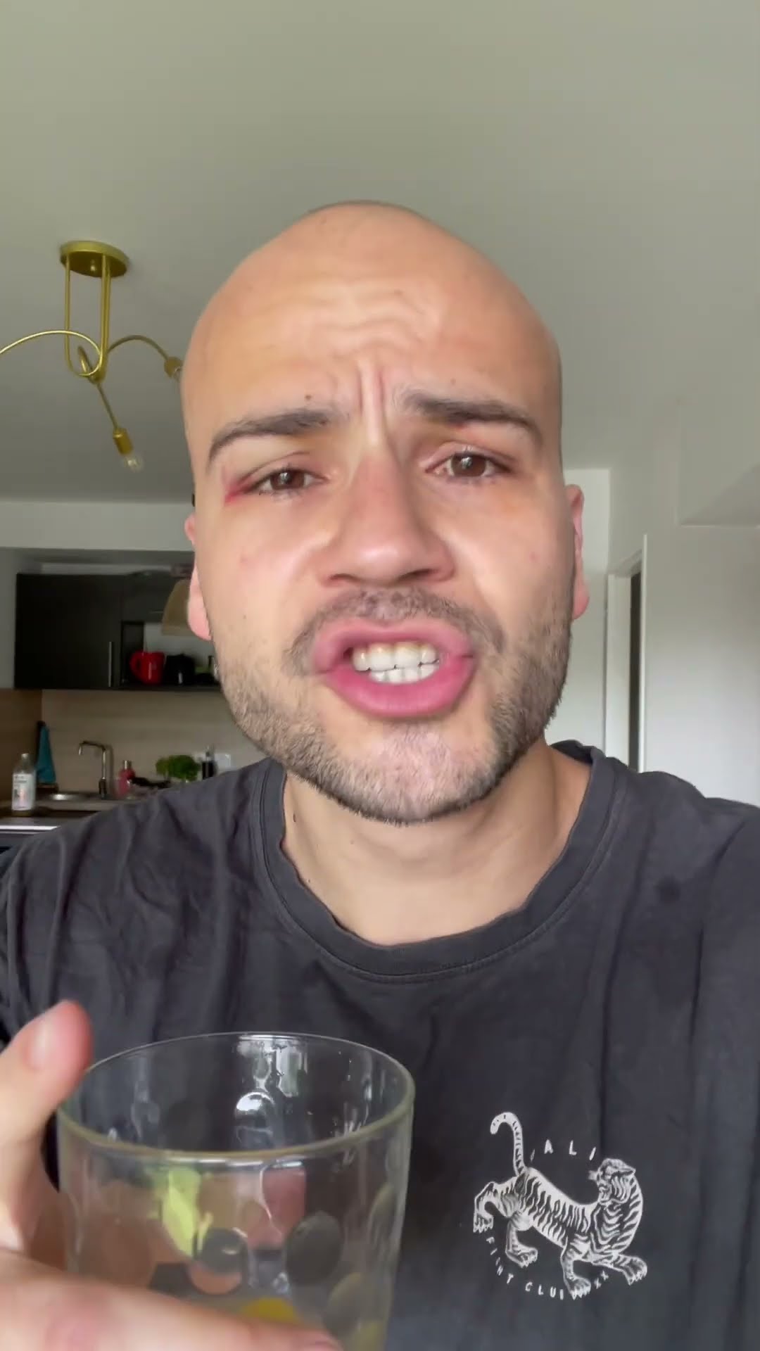 Agressé Pour Du Jus Ten Penses Quoi Youtube