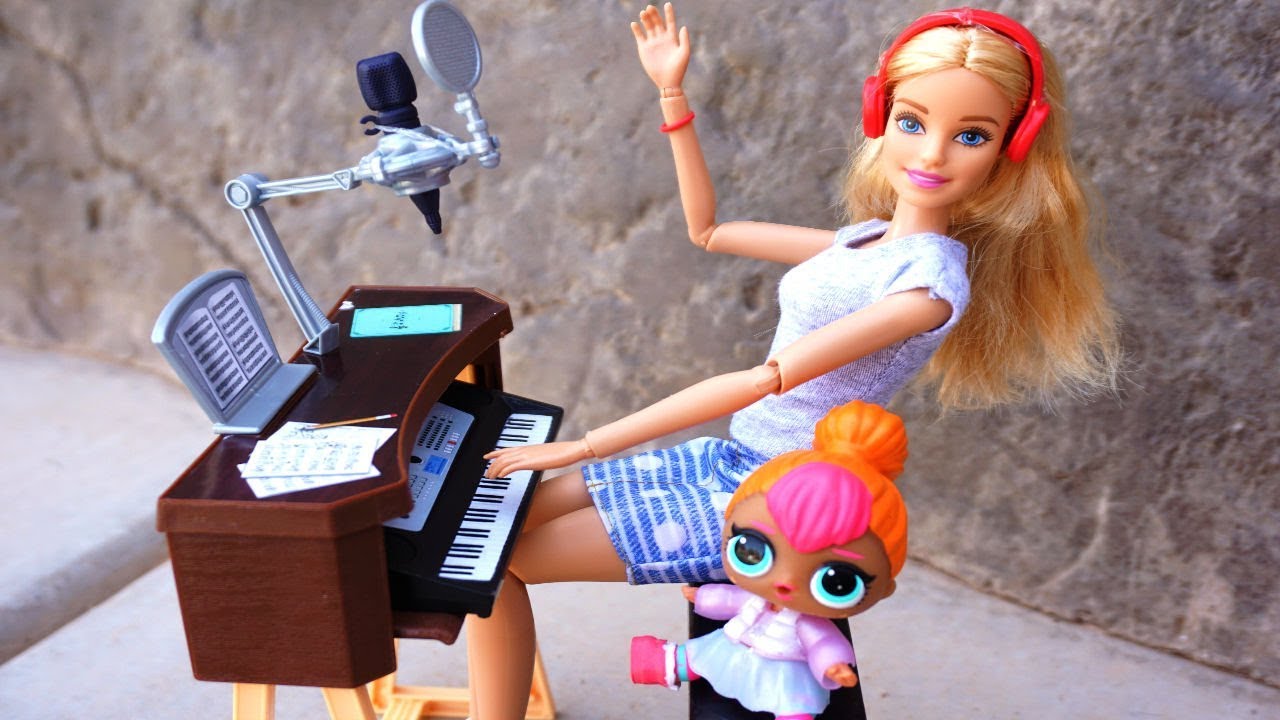 BARBIE Sings To LOL SURPRISE DOLLS Cutie Faints! - YouTube