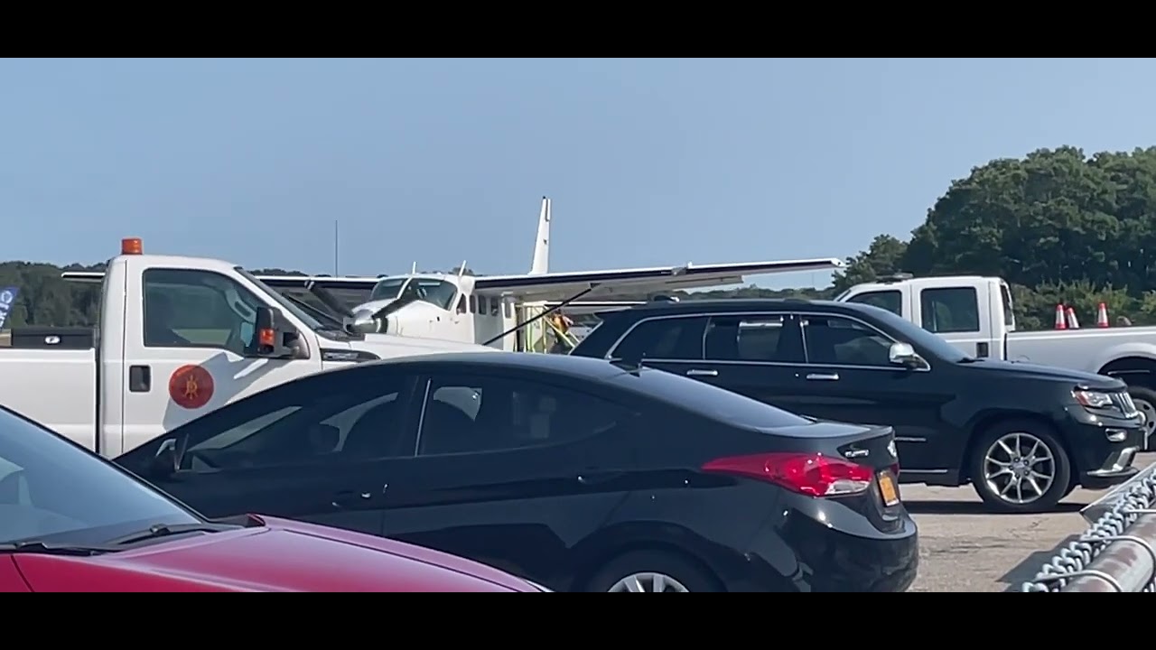 Plane Spotting the Cessna 208B Grand Caravan with Skydivers boarding ...