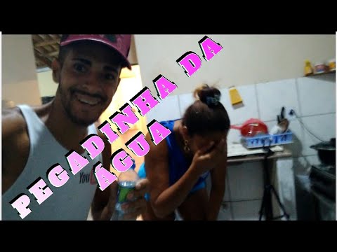pegadinha com sandrinha molhado com microfone de água /casal fornalha