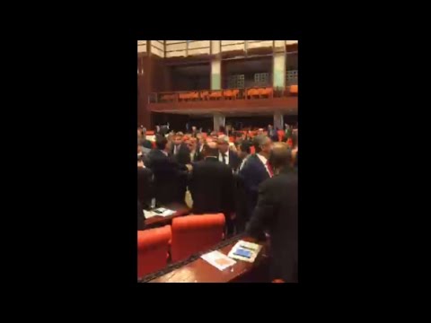 Meclis'te CHP'li ve AKP'li vekillerin kavgası saniye saniye Periscope'a yansıdı