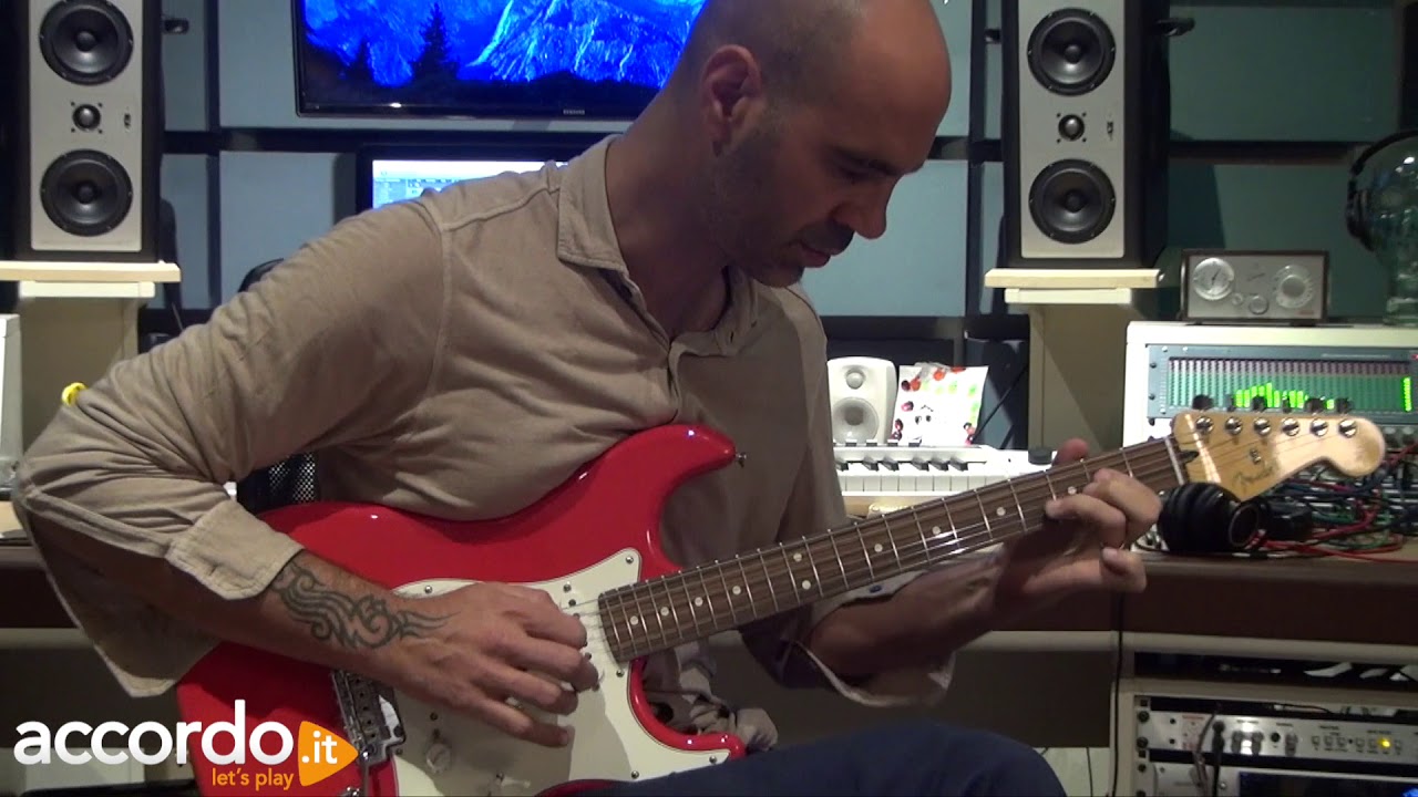 Fender Stratocaster Player Series - YouTube