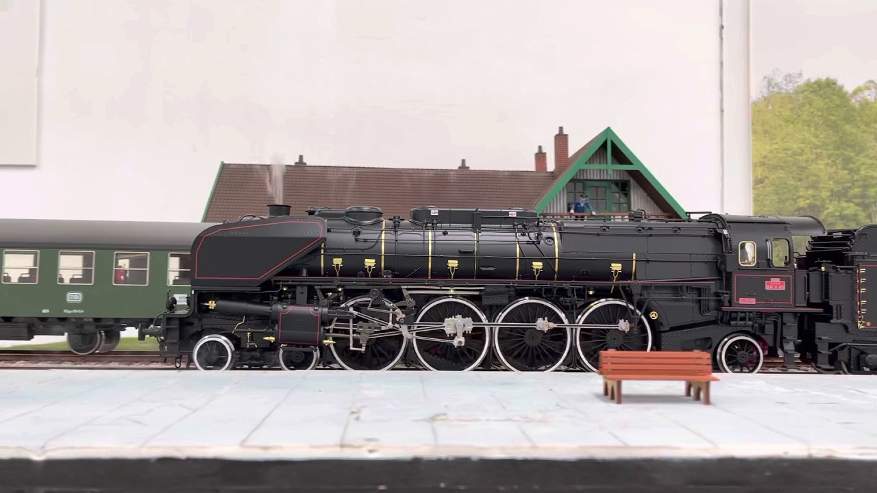 Marklin spur 1 241 A 6 with Amati CIWL Orient Express Sleeping Car N ...