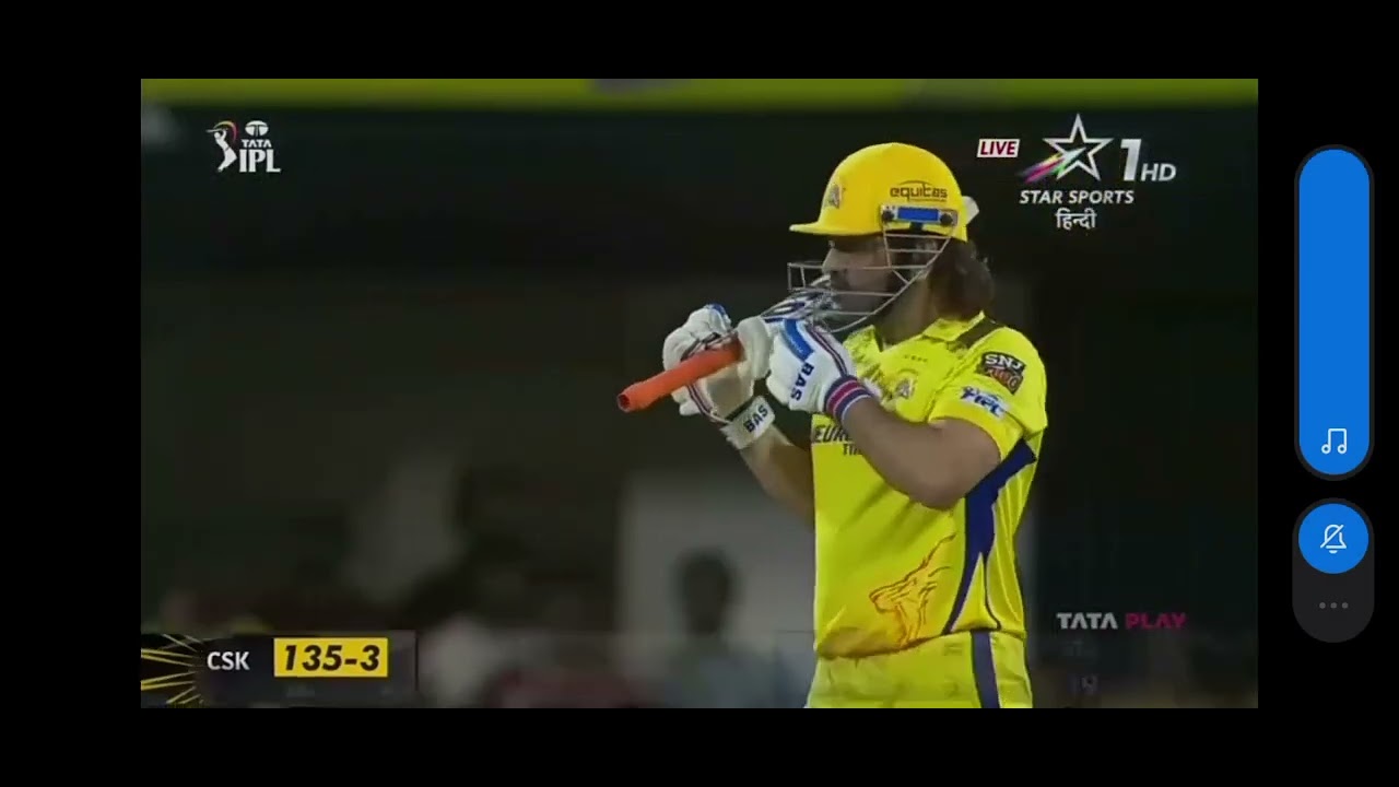 Ms Dhoni Entering and the crowd goes made #msdiansmiles - YouTube