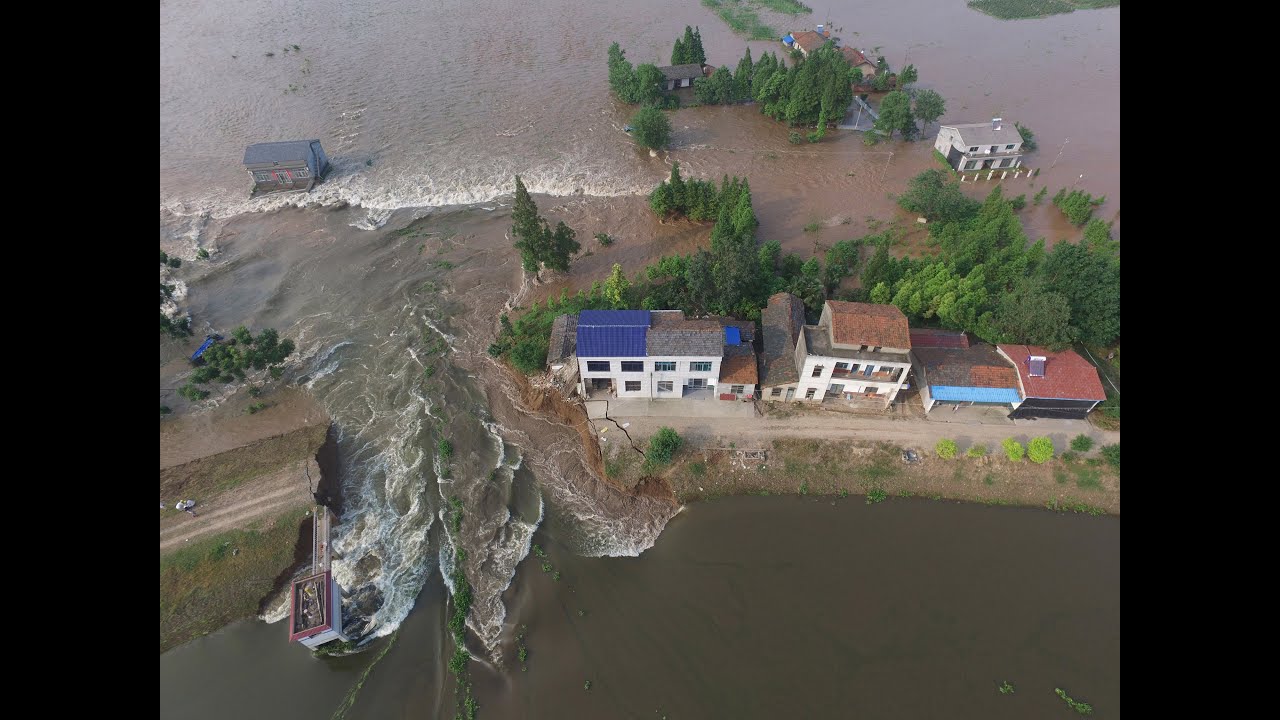Ferocious mountain floods crash down onto China village - YouTube