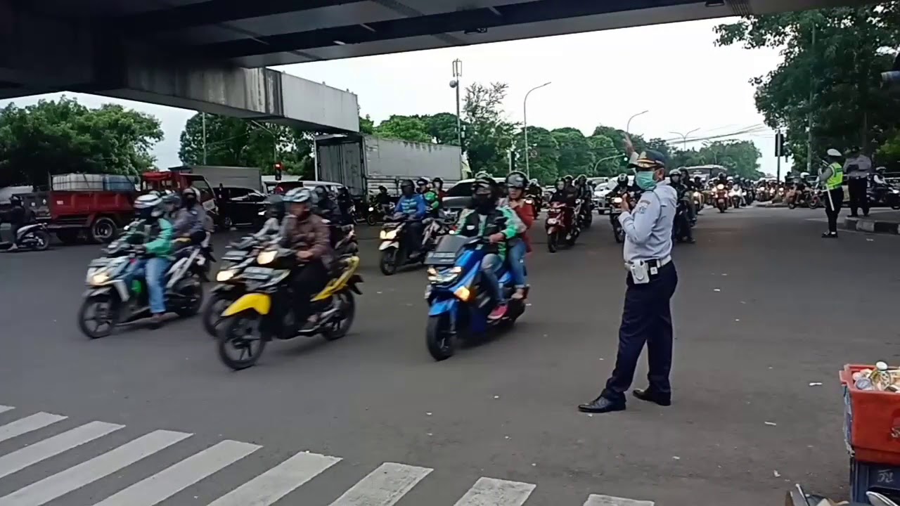 Enjoy live# vlog stuasi fly over pasar rebo - YouTube