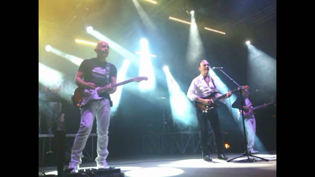 LE ORME DEI POOH E DODI BATTAGLIA in concerto (foto live) - YouTube