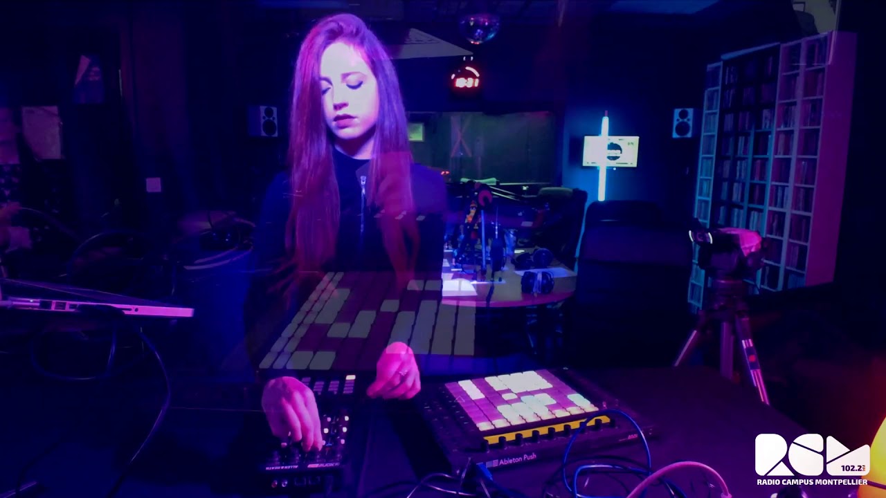 A Symbiosis Live Show : Tilda - YouTube