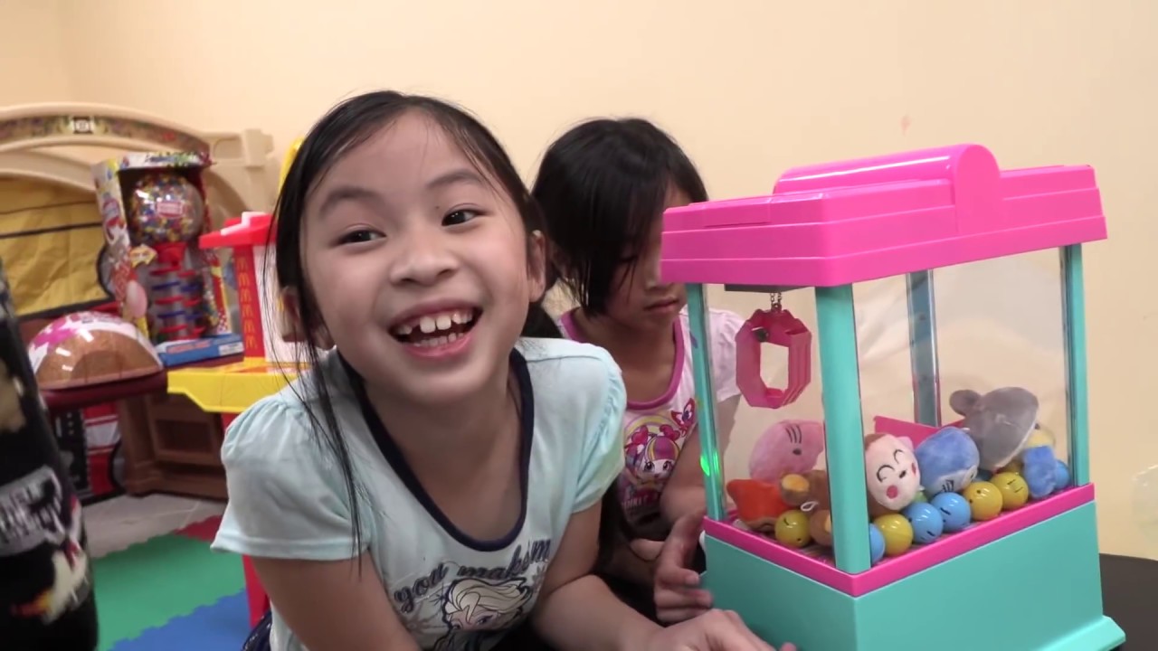 Pretend Play Crawl Machine to Win New Toys - YouTube