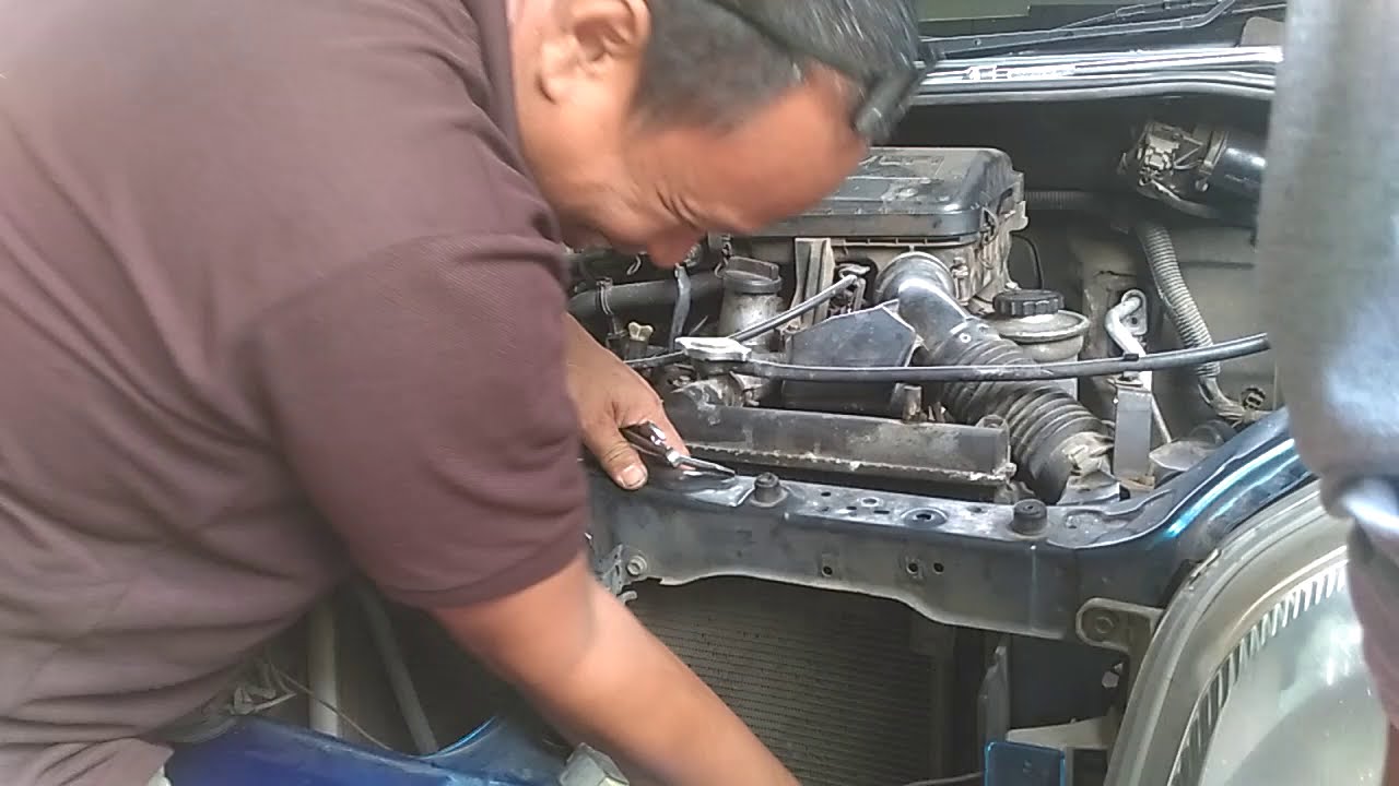 Ganti kondensor - Condensor ac mobil Rush - YouTube