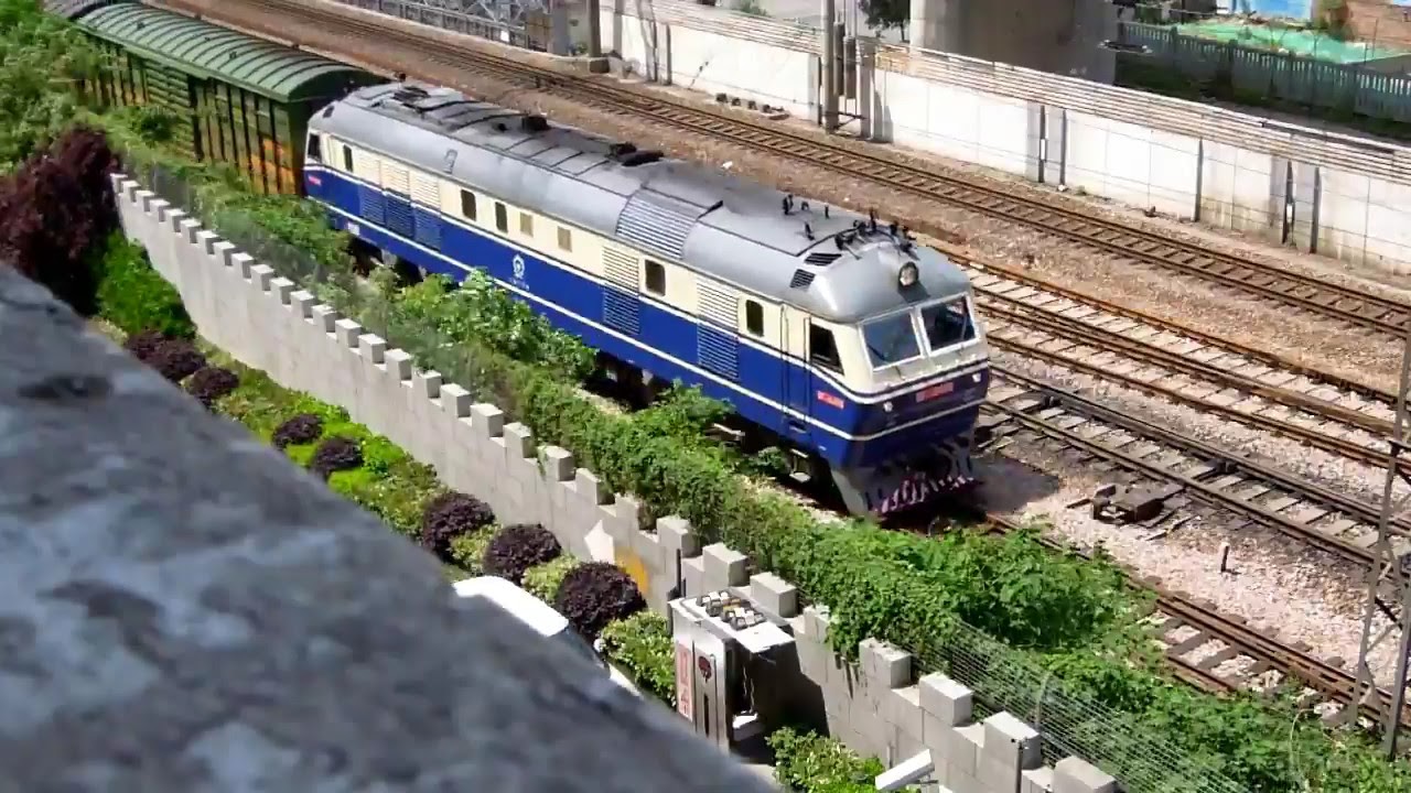 DF11, China Railway freight train 中国铁路 - YouTube