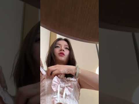 Tante CIm3kk dikamar sendirian pas lagi hujan\