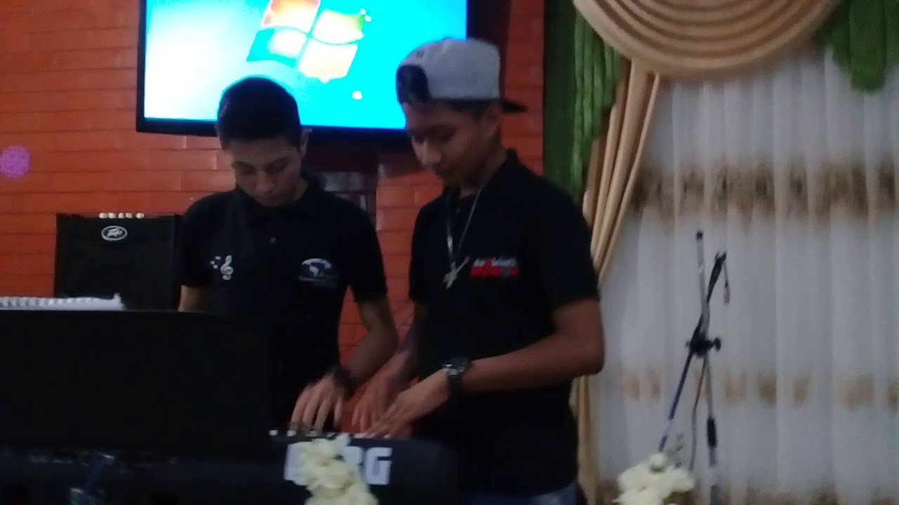 Cuando el Bryan y el Kevin se unen para hacer musica en las iglecias ...