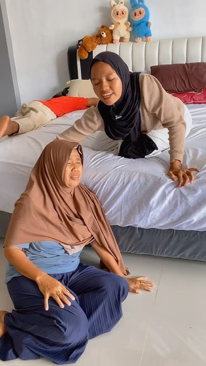 NENEK TIDUR DI LUAR #shorts - YouTube