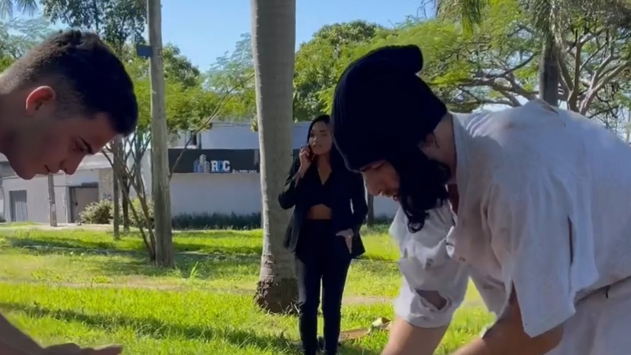 Designer transformou um vagabundo no modelo mais bonito - YouTube