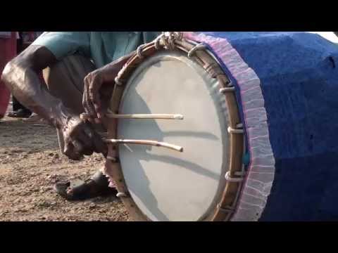 DHAKER TALE KAMOR DOLE KHUSI VARE JE MON JOY MAA DURGA