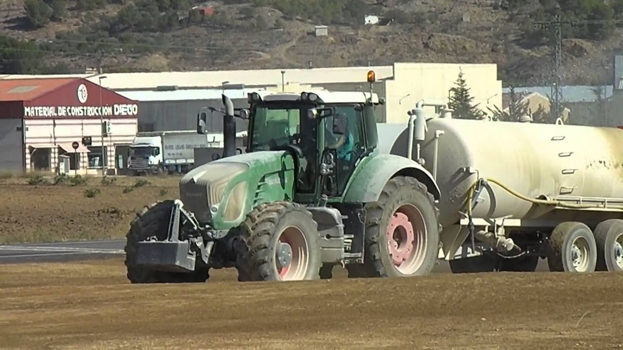 Fendt 927 Vario tractor pulling a water tank - YouTube