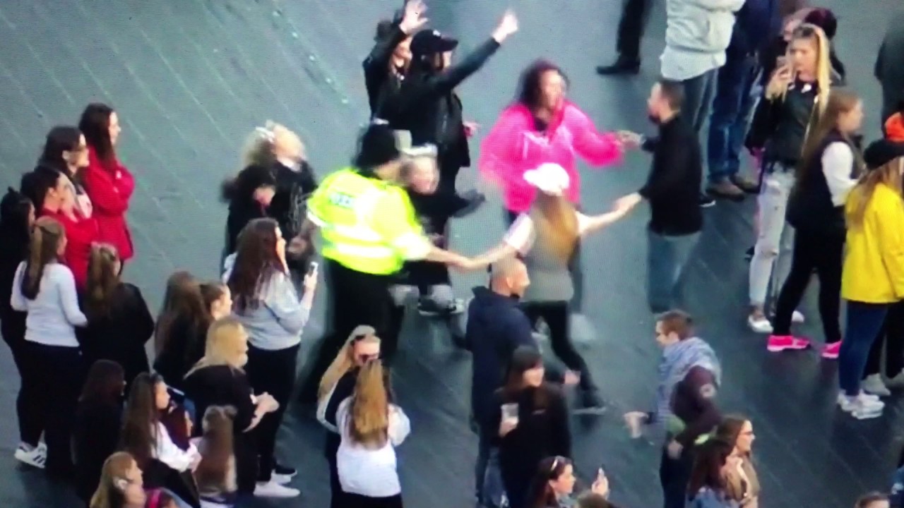 POLICE OFFICER DANCES WITH KIDS AT ARIANA GRANDE CONCERT! - YouTube