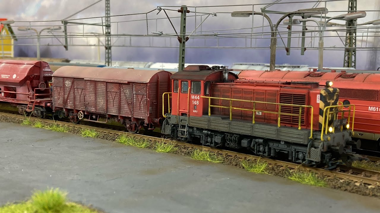 Koszolt MÁV M44 Bobo egy tolatós tehervonattal - YouTube