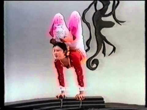 Li Liping, contortion with bowls / Kontorsion / каучук - YouTube
