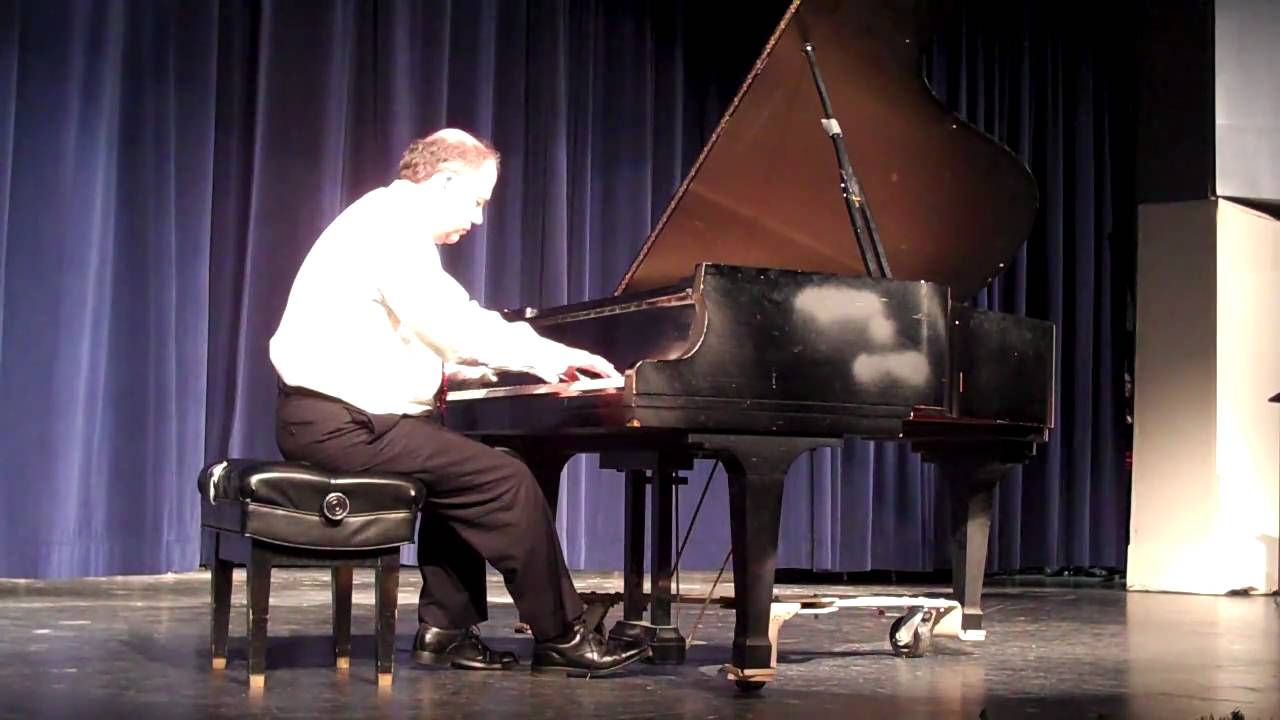 Peter Muir plays Liszt's "La campanella" - YouTube