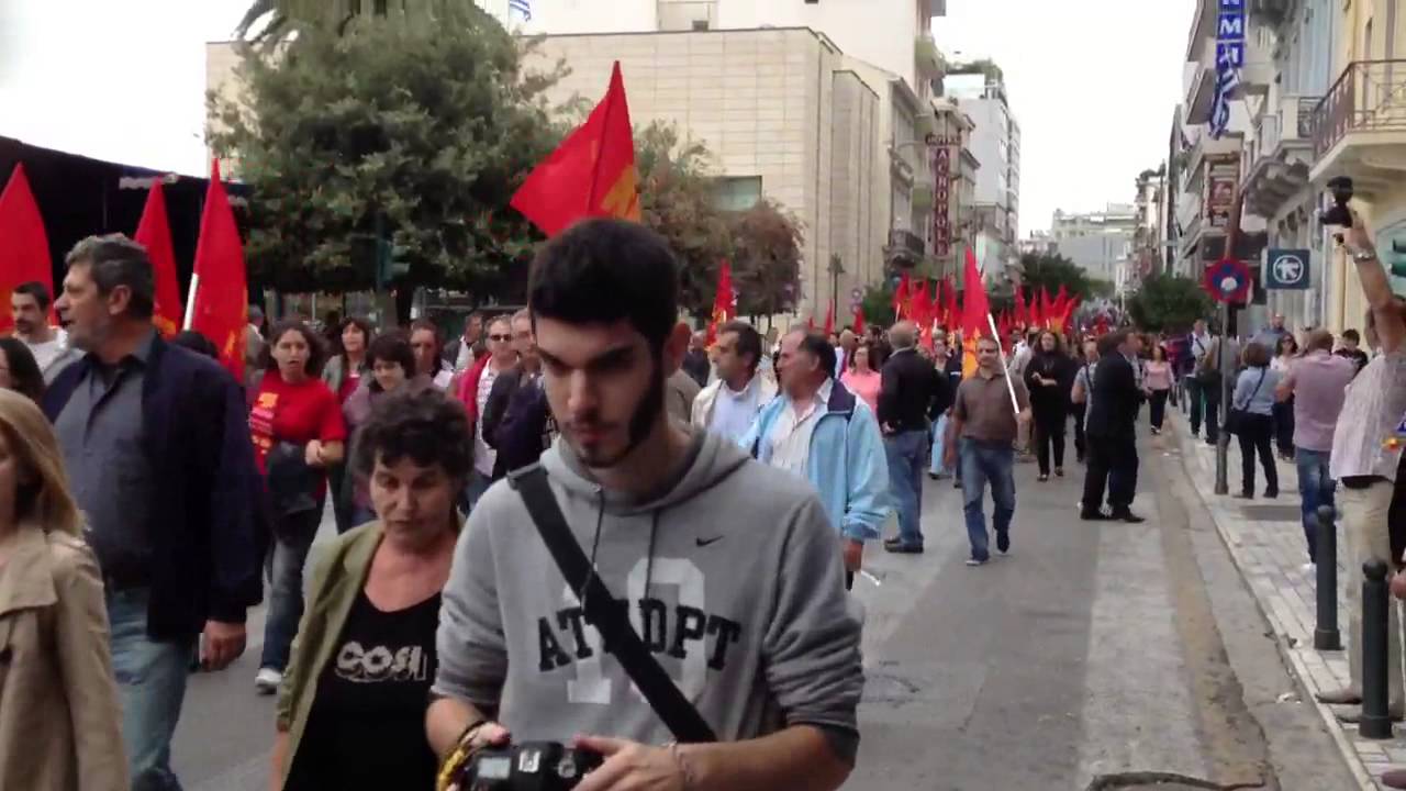 Pelop - Η πορεια του ΚΚΕ στο τελος της παρελασης - YouTube