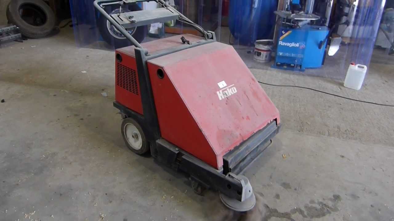 Balayeuse à Aspiratin Hako Hamster 800 V Vacuum Sweeper - YouTube