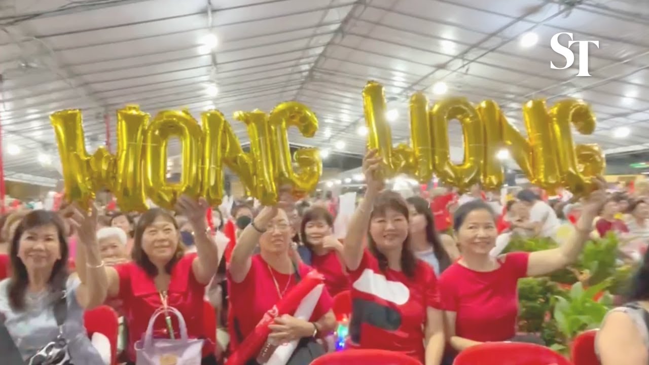 Crowd at Yew Tee cheers as Lawrence Wong enters the Istana - YouTube