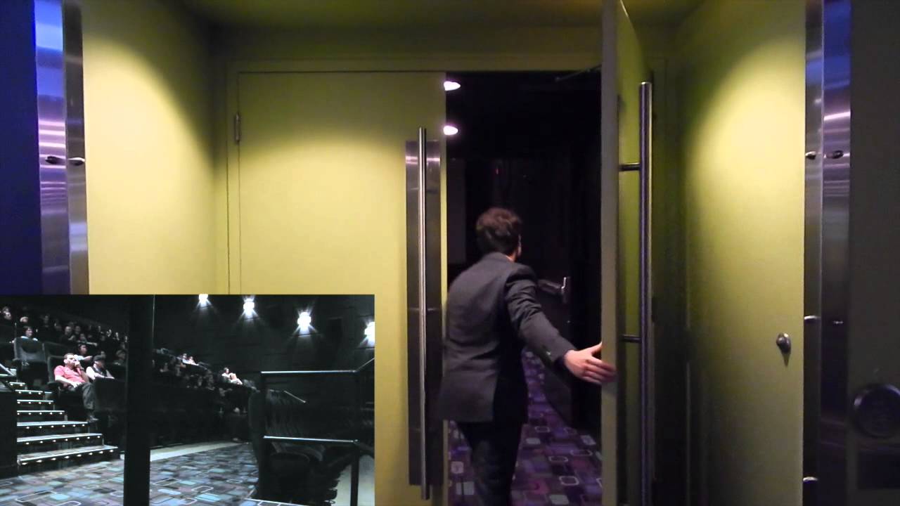 Demande en mariage au Cineplex Starcité Montréal - YouTube