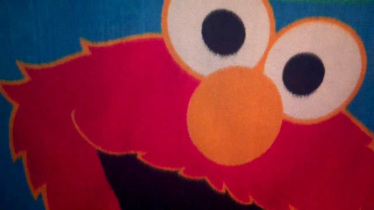 Elmo dies of laughter at a concert - YouTube
