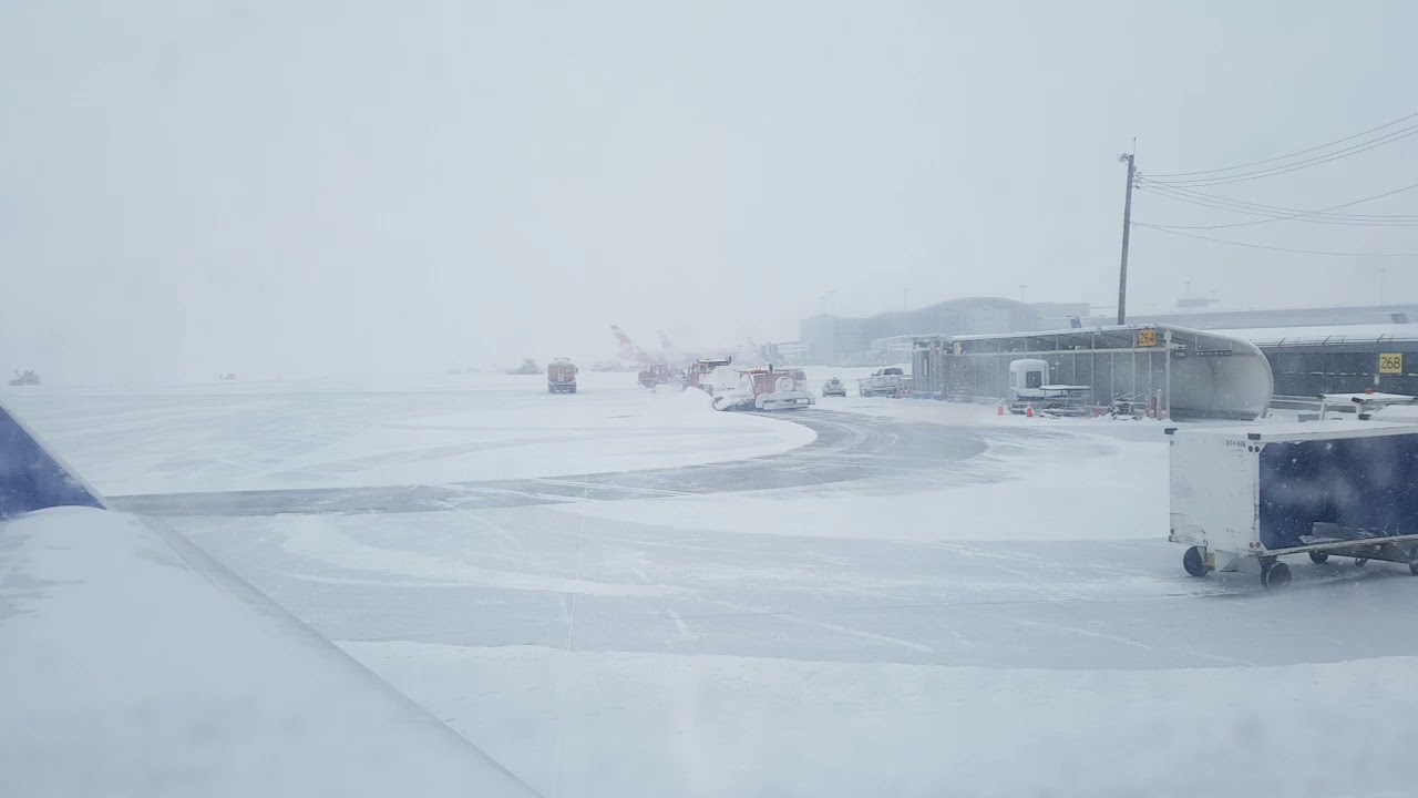 Toronto airport snow removal. Feb 10 2018 - YouTube