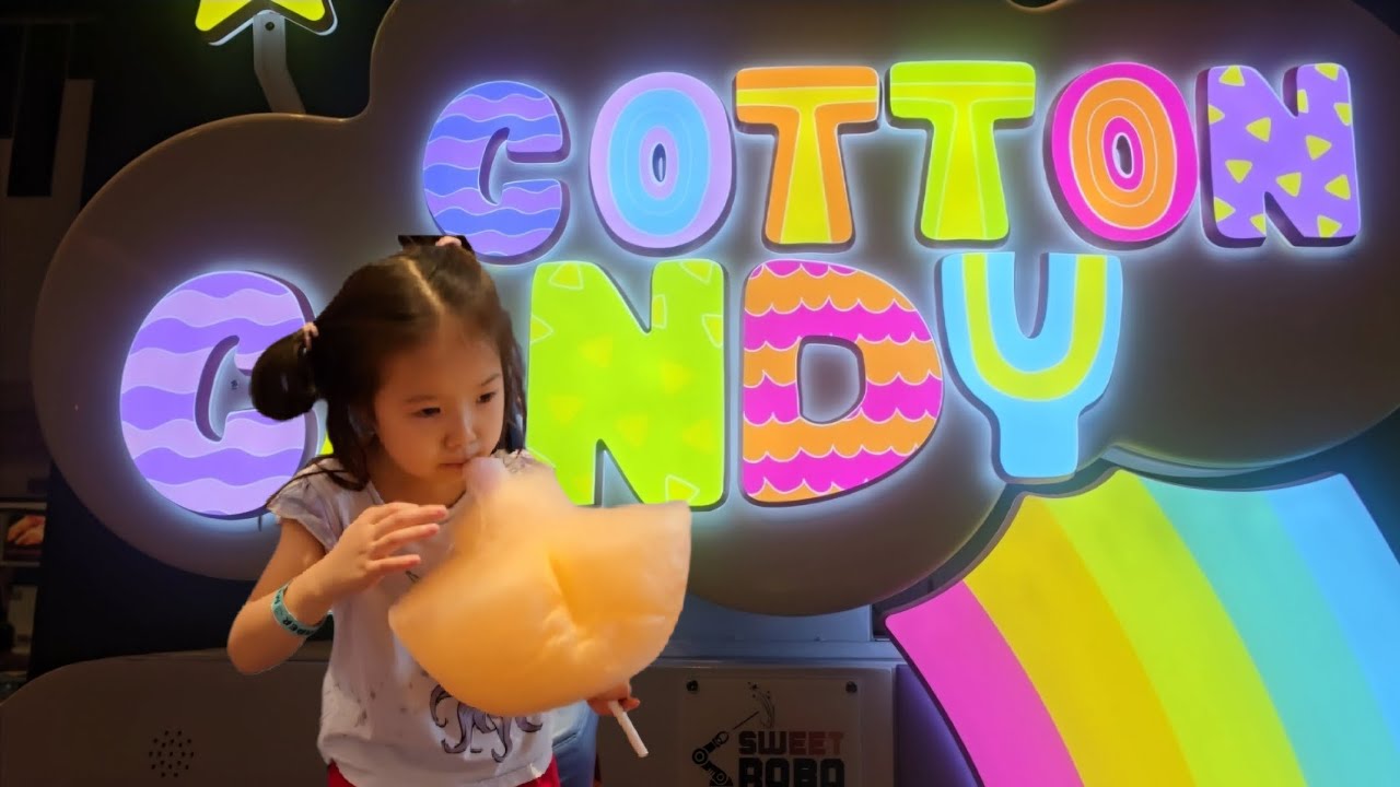 Cotton candy machine with Eggy - YouTube