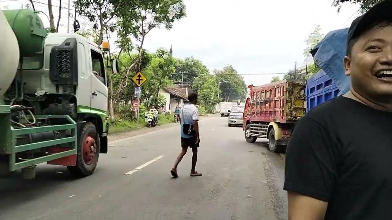 ADU BANTENG DT MUAT PASIR VS TRUK BOX KORBAN KRITIS TERJEPIT KABIN TKP TAROKAN LALIN MACET TOTAL ...