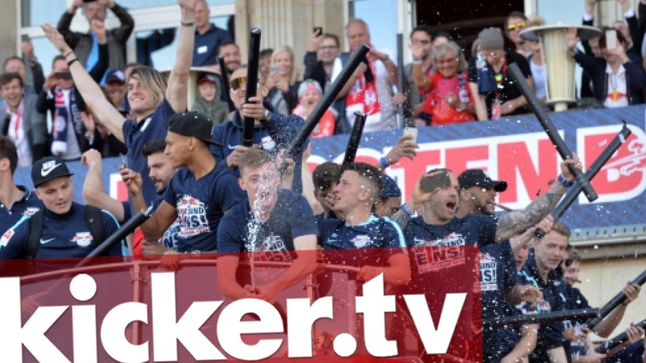 RB Leipzig feiert den Aufstieg - das sagen die Fans - kicker.tv - YouTube