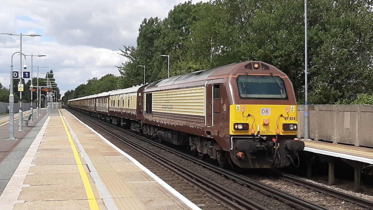 The Belmond British Pullman returns! | 67024 TnT 67021 pass through ...