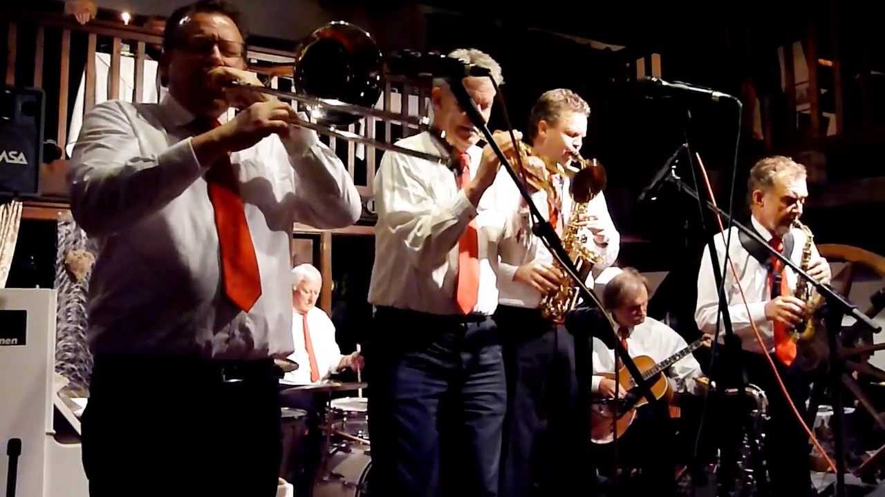 Alex Welsh Tribut Band plays "You Took Advantage Of Me" - YouTube