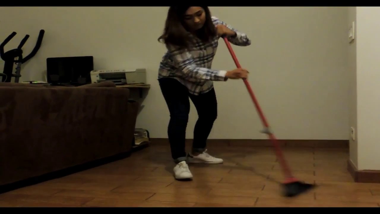 ERGONOMIA EN EL HOGAR BARRER Y TRAPEAR - YouTube
