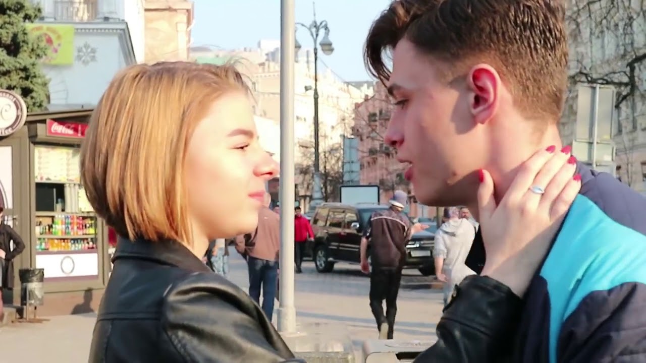 Как Поцеловать Девушку РАЗВОД НА ПОЦЕЛУЙ Kissing Prank Youtube